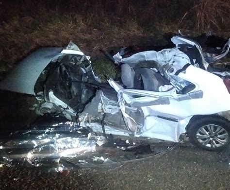 Grave Acidente Entre Um Carro E Dois Caminhões Mata Uma Pessoa