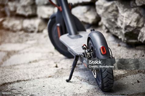 전기 스쿠터는 거리에서 가장 환경 친화적 인 교통 수단입니다 0명에 대한 스톡 사진 및 기타 이미지 0명 가득 찬 교통수단 Istock