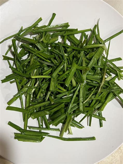 做饭时想起来没有韭菜，去园子里割了一把回来。夏天下的种子，冬天第一次收割，不知道过冬情况怎么样。 周锋锁 Fengsuo Zhou