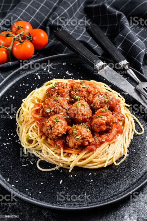 미트볼과 토마토 소스를 곁들인 스파게티 파스타 이탈리아 요리 검은 색 배경 위쪽 보기 0명에 대한 스톡 사진 및 기타 이미지