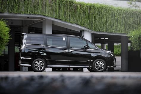 Rekomendasi Mobil Keluarga Seperti Toyota All New Voxy