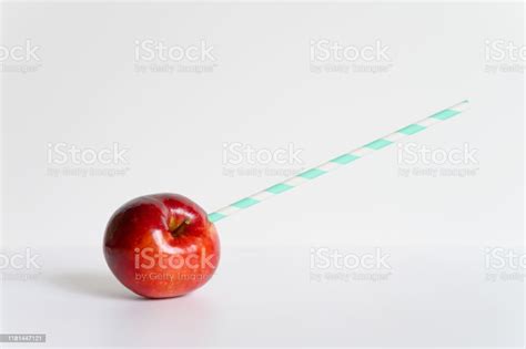 잘 익은 육즙 이밝은 빨간 사과와 그 안에 흰색 배경에있는 줄무늬 흰색과 녹색 종이 마시는 빨대 0명에 대한 스톡 사진 및 기타