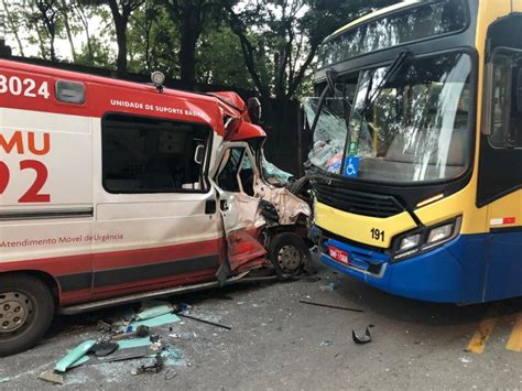 Ambulância Do Samu E ônibus Se Envolvem Em Acidente