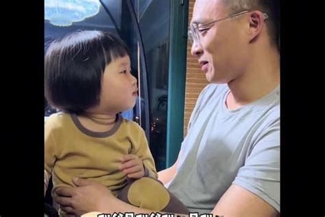 女儿和爸爸比才艺，40岁的爸爸竟然输给了3岁的幼崽爸爸才艺女儿