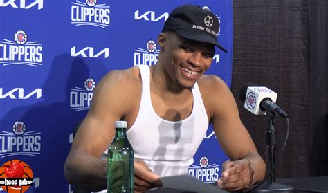 為何來到快艇後更開心了？russell Westbrook 長舒一口氣，再搖頭笑起來後才回應 籃球場 籃球地帶 Fanpiece