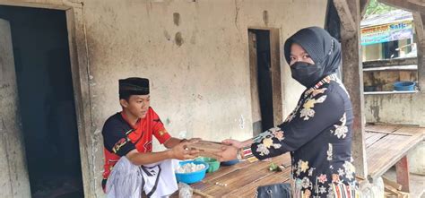 Tim Warung Jumat Ditresnarkoba Polda Banten Bagikan Masker Dan Nasi