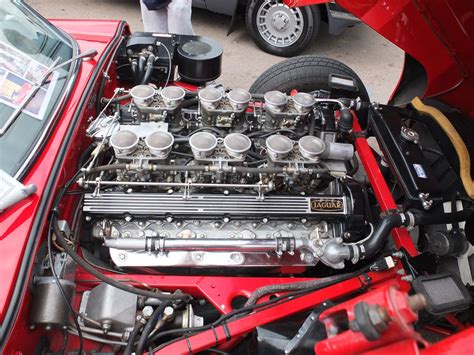 Jaguar V12 E Type