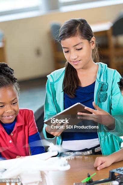 초등학교 여자아이 디지털 태블릿 클래스 동안 공공 학교 아이에 대한 스톡 사진 및 기타 이미지 아이 디지털 태블릿 사용하기 초등학생 Istock