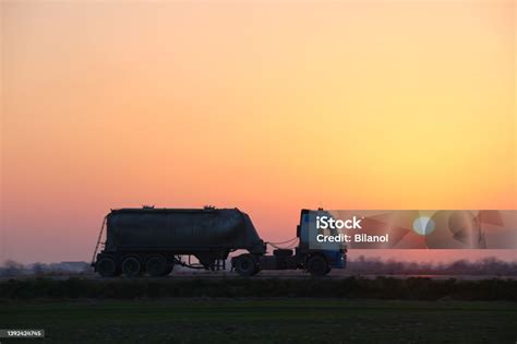 가솔린화물 트럭은 고속도로 운반 석유 제품에 운전 배송 운송 및 물류 개념 가솔린에 대한 스톡 사진 및 기타 이미지 가솔린