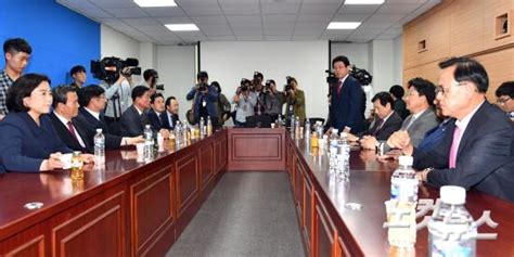 보수대통합 한자리에 모인 자유한국당 바른정당 노컷뉴스