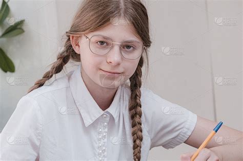 小女孩在学校学习家里的爱好微笑的小女孩在家里画画受老师教育vs学习和父母在家里学习小女孩在做