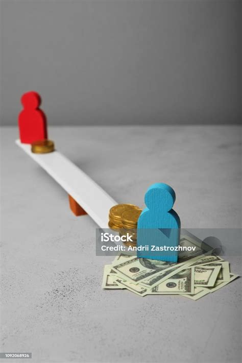성별 불평등 급여 개념의 수준에 저울과 사람 숫자에 동전 임금에 대한 스톡 사진 및 기타 이미지 임금 지불 평등 Istock