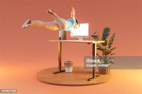 공중에 떠 있는 사업가가 Pc 디스플레이에 빨려 들어간다 초현실적 인 스트레스 몰입 및 가상 현실 개념 무한한 배경에 고립된