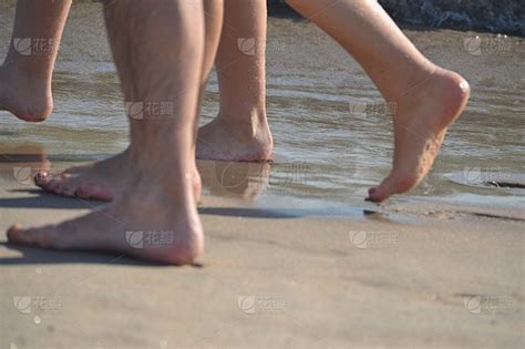 一边是沙子，一边是大西洋，人们踩进沙子里