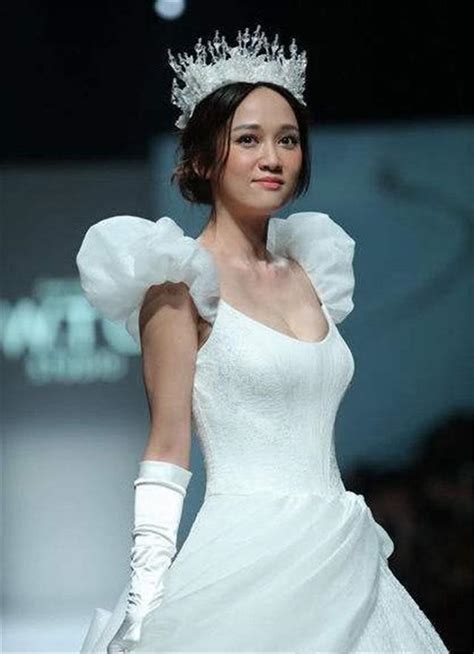 陳喬恩穿婚紗走t台，滿屏新娘風，網友：女神趕緊把自己嫁了吧 每日頭條