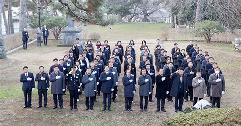 포토 우승희 영암군수 충혼탑 참배로 갑진년 새해 열어 위키트리