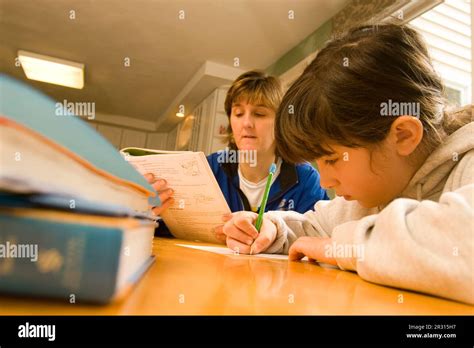 Une Mère Aide Sa Fille De Dix Ans à Faire Ses Devoirs Photo Stock Alamy