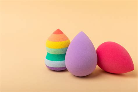 배경에 뷰티 블렌더 메이크업 화장품을위한 밝은 스폰지 메이크업 제품 아름다움 개념입니다 텍스트를 위한 위치입니다 복사를 위한