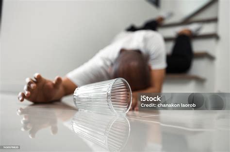 한 젊은이가 기절하여 집 계단에서 쓰러집니다 그는 사고로 부상을 입었고 계단에서 쓰러졌습니다 그는 아무도 도움을받지 못하는
