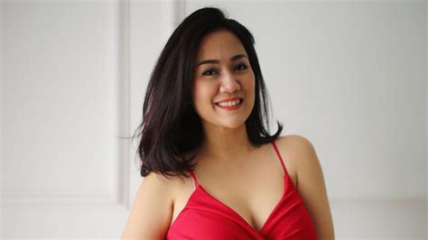 6 Gaya Tante Ernie Pakai Outfit Merah Menggoda, Seksinya Ngalahin Gadis-Gadis Muda! : Okezone ...