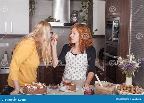 En Meisjes Die Samen Eten Koken Stock Foto Image Of Voedsel Flirt