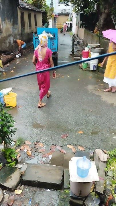 বৃষ্টির মধ্যে সকালবেলা কলকাতা কর্পোরেশনের ময়লা পরিষ্কার করার গাড়ি