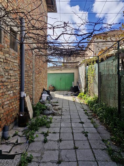 Етаж от къща Етаж от къща 129 кв м РЗП 330 кв м двор Къщи Вили Меден Рудник Бургас Ек