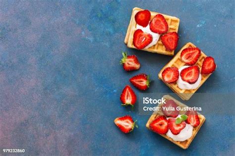 분홍색 파란색 배경에 크림과 신선한 딸기와 웨이퍼 보기 상위 공간을 복사 합니다 건강한 식생활에 대한 스톡 사진 및 기타 이미지 건강한 식생활 금색 달콤한 음식