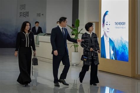 남편·아버지 생전 영상에 눈물 훔친 홍라희·이서현입술 굳게 다문 이재용