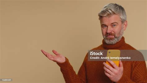 스마트폰을 사용하는 중년 노인 빈 장소 모바일 앱용 광고 영역 40 44세에 대한 스톡 사진 및 기타 이미지 40 44세 70 79세 가리키기 Istock