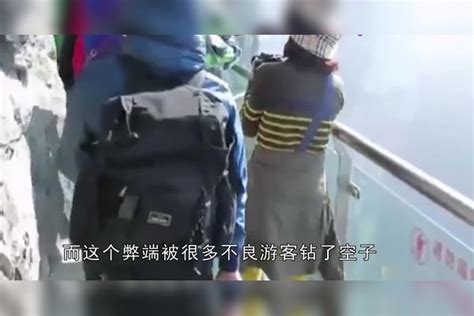 万万没想到网红玻璃桥变成了偷窥桥保安也表示很无奈 玻璃