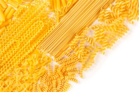 이탈리아어 파스타 질감 플랫 레이 배너 텍스트에 대한 장소와 흰색 배경에 위에서 촬영 푸실리 파폴레 펜네 스파게티 및 기타 유형 건조한에 대한 스톡 사진 및 기타 이미지