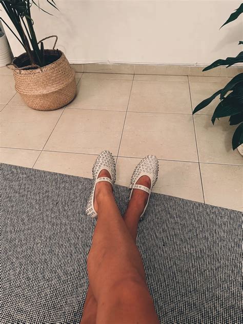 2024 유럽과 미국의 봄 여름 럭셔리 브랜드 유럽과 아메리카 평평한 바닥 여자 신발 패션 리벳 정품 가죽 캐주얼 신발 Basso And Brooke