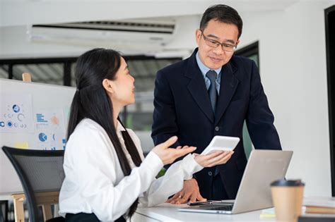사무실실에서 함께 일하는 사업가의 전문 팀은 다음 회의를 준비합니다 경영자에 대한 스톡 사진 및 기타 이미지 경영자 리더십 25 29세 Istock