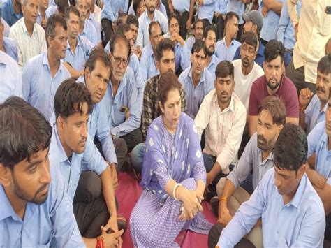 Factory Workers Protest इंक्रीमेंट की मांग को लेकर फैक्ट्री मजदूरों