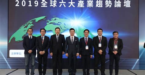 China Post E News 亞太電信參與「全球六大產業趨勢論壇」 5g翻轉社會 帶動產業革新 重新定義經濟競爭力