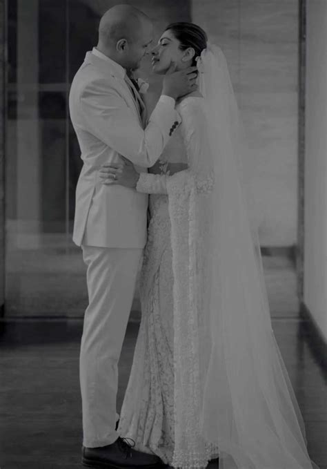 කවදා කොයිබදි යළි හමුවේවිදැයි කියා පැනයකි මා සිත විමසන්නේ පියාගේ මතකයත් ඔහුගේ රුවත් ඇය තුළම