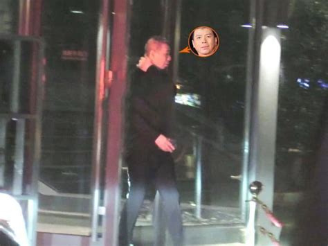 冯小刚一家三口外出看电影 养女罕见曝光大长腿吸睛 禁闻网