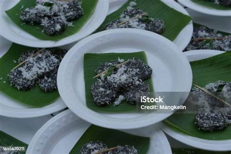 Ongolongol은 인도네시아 서부 자바의 전통 스낵 중 하나입니다 사고 가루와 흑설탕으로 만들고 그 위에 강판 코코넛을 뿌립니다 0명에 대한 스톡 사진 및 기타 이미지