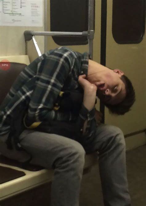 Saking Mengantuknya 11 Orang Ini Tidur Dengan Posisi Kocak