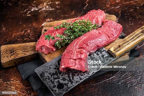 뼈없는 신선한 양고기 안심 고기 허브를 곁들인 양고기 필레 어두운 배경 상위 뷰 0명에 대한 스톡 사진 및 기타 이미지 0명
