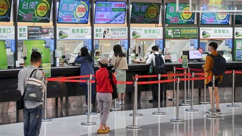 Covid 19本土疫情延燒，30日勞動節連假首日，民眾到台北轉運站購買客運車票返鄉。中央社記者趙世勳攝 111年4月30日 圖：中央社