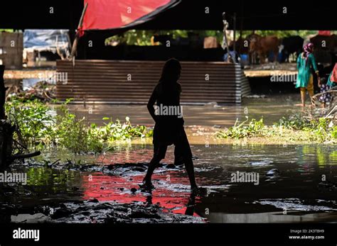 New Delhi Delhi India 28th Sep 2022 A Girl Wades Through The