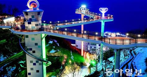 봄날에 걷는 ‘한국의 산토리니 골목 밤바다엔 도깨비 불빛이 흐르고 전승훈 기자의 아트로드