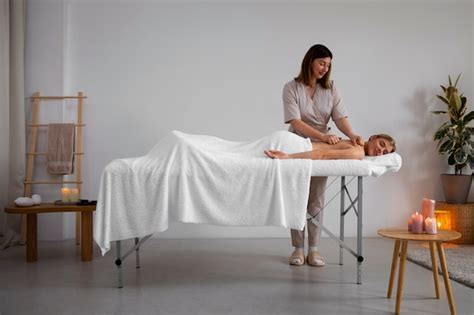 Femme Recevant Un Massage Du Dos Par Un Masseur Photo Gratuite