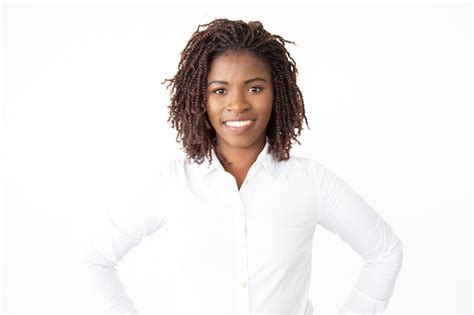 Contenu jeune femme d affaires souriant à la caméra Photo Gratuite