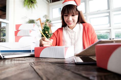 포장 및 배달 상황을 집에서 일 젊은 시동 기업 중소 기업 소유자입니다 가정 생활에 대한 스톡 사진 및 기타 이미지 가정 생활 개념 기업 재무와 산업 Istock