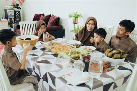 Keluarga Asia Merayakan Idul Fitri Berdoa Sebelum Menikmati Makan