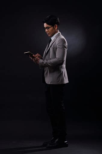 전체 길이 스냅 그림 비즈니스 남자 서 회색 양복에 흰 셔츠에 검은 바지 어두운 색에 대한 스톡 사진 및 기타 이미지 어두운 색 남자 남자들만 Istock