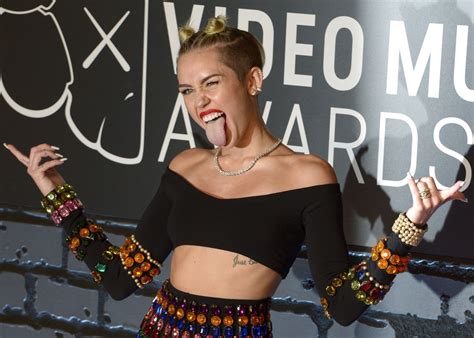 Miley Cyrus über Ihr Neues Video Wrecking Ball Der Spiegel